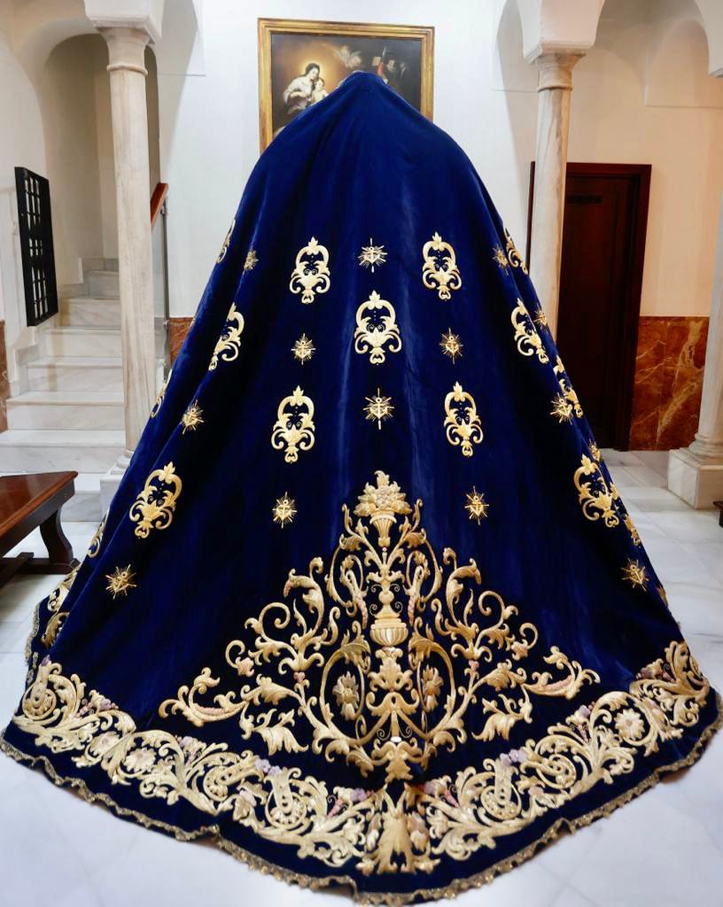 El manto azul de la Esperanza Triana, enriquecido por Jesús Rosado ...
