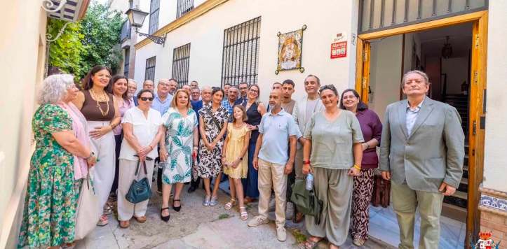 La casa de acogida de la Hermandad de la Trinidad estrena rótulo como ...